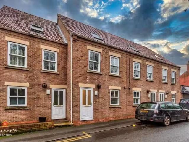 Rental! 1 BA 3 bedroom terraced house for rent in Queen Street.