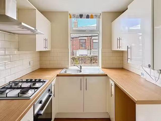 Charming 1 BA 3 bedroom terraced house for rent in Ross Street.