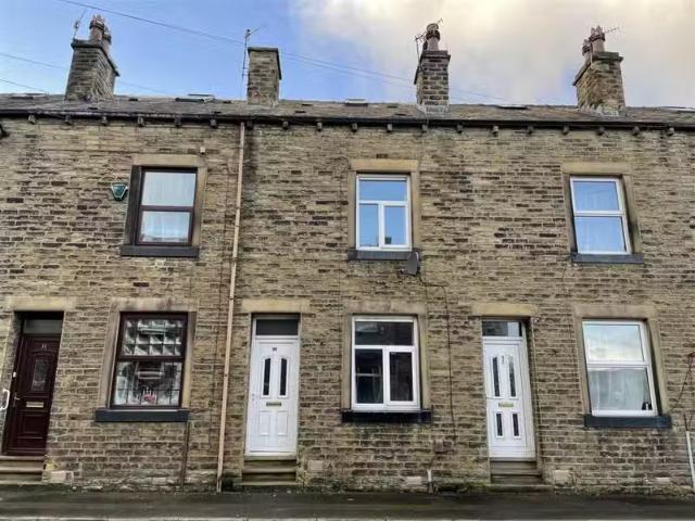 Deal! 1 BA 3 bedroom terraced house for rent in Rydal Street.