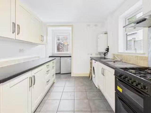 Charming 1 BA 3 bedroom terraced house for rent in Sun Street.