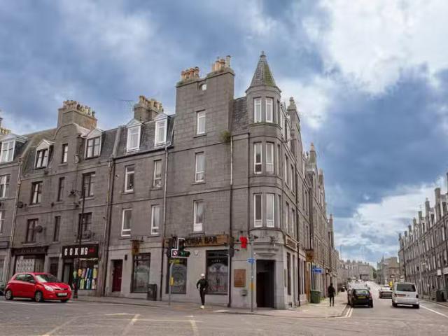 Cheap 1 BA 3 bedroom apartment for rent in Victoria Road, AB11