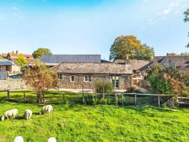 Nice 1 BA 3 bedroom detached bungalow for rent in Purse Caundl.
