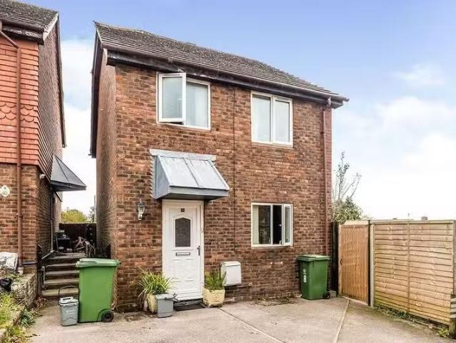 Cheap 1 BA 3 bedroom Detached House to rent, Rapson Close, Pau.