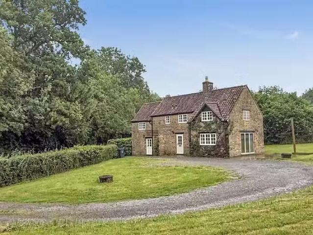 Charming 1 BA 3 bedroom detached house for rent in Brokerswood.