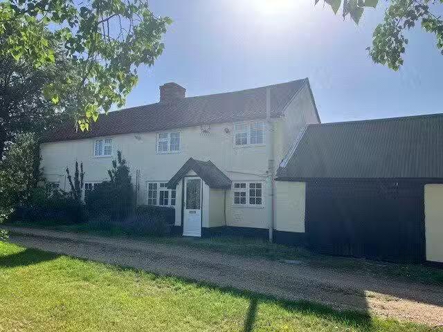 Cozy 1 BA 3 bedroom detached house for rent in Cambridge Road.
