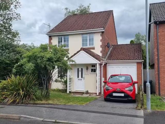 Cheap 1 BA 3 bedroom detached house for rent in Camellia Drive.
