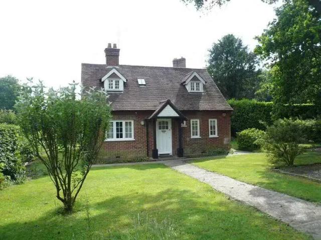 Cheap 1 BA 3 bedroom detached house for rent in Garlinge Green.