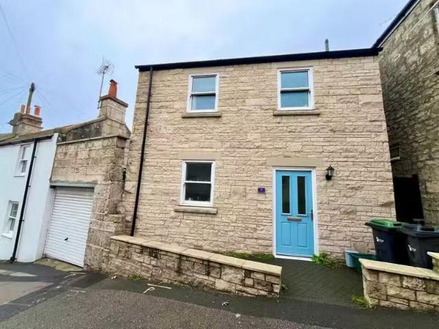 Cheap 1 BA 3 bedroom detached house for rent in High Street.