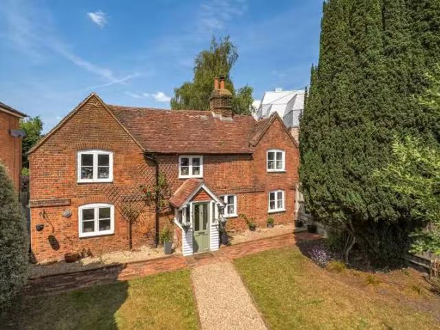 Just in! 1 BA 3 bedroom detached house for rent in High Street.