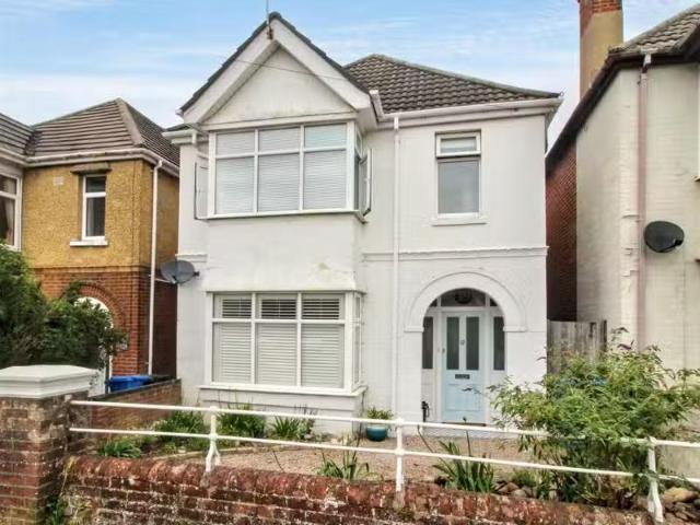 Charming 1 BA 3 bedroom detached house for rent in North Road.