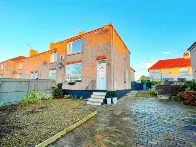 Charming 1 BA 3 bedroom end of terrace house for rent in The G.