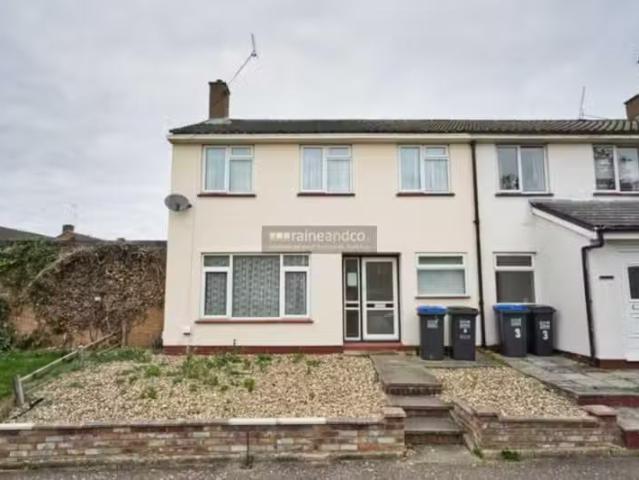 Just in! 1 BA 3 bedroom end of terrace house for rent in Cherr.