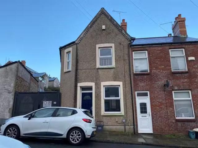 Cozy 1 BA 3 bedroom end of terrace house for rent in Jenner St.