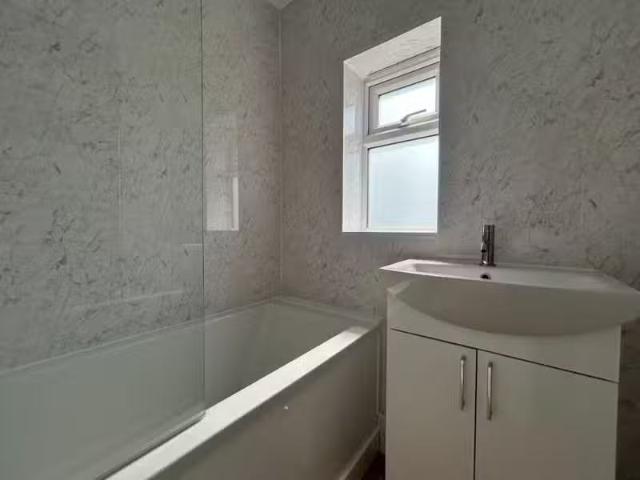 Cozy 1 BA 3 bedroom end of terrace house for rent in Newall Ro.