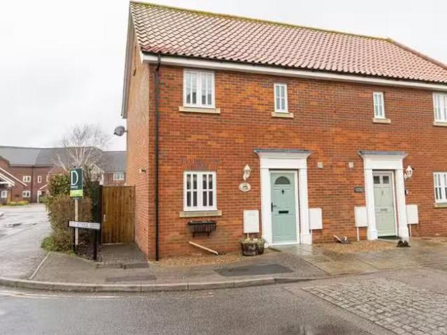 New 1 BA 3 bedroom end of terrace house for rent in Old School.