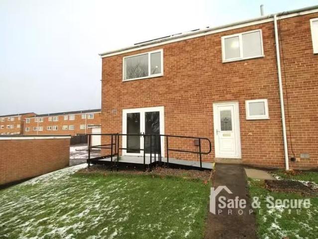 Cheap 1 BA 3 bedroom end of terrace house for rent in Portmeds.