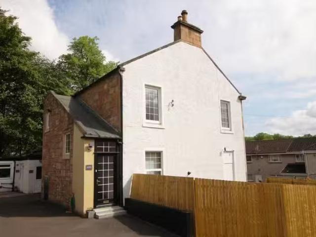 Just in! 1 BA 3 bedroom flat for rent in Crow Road, Broomhill.