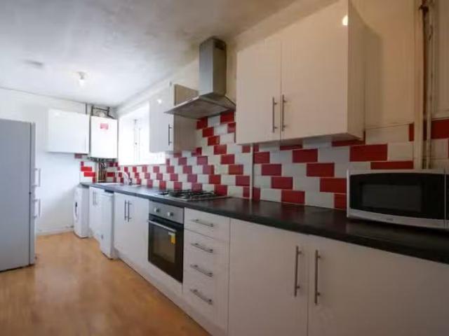 Nice 1 BA 3 bedroom flat for rent in Duddeston Manor Road, Bir.