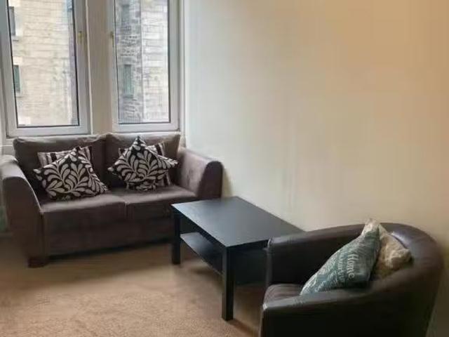 Cozy 1 BA 3 bedroom flat for rent in Great Junction Street, Ed.