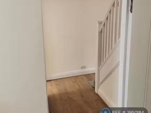 Charming 1 BA 3 bedroom flat for rent in High Street Bromley.