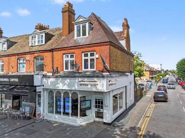 Nice 1 BA 3 bedroom flat for rent in High Street, Walton On Th.
