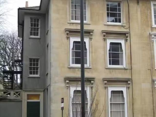 Unique 1 BA 3 bedroom flat for rent in St Pauls Road Top – Ref.