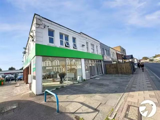 Cozy 1 BA 3 bedroom flat for rent in Upper Wickham Lane, Welli.