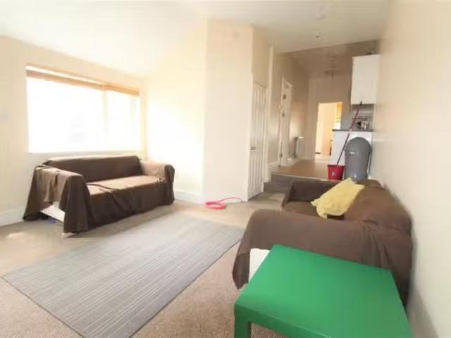 Charming 1 BA 3 bedroom flat for rent in Whitchurch Road, Heat.