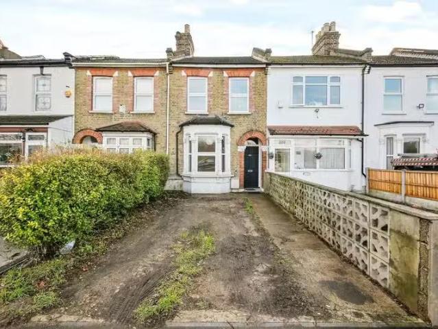 Cheap 1 BA 3 bedroom House to rent, Capel Road, London, E12 £.