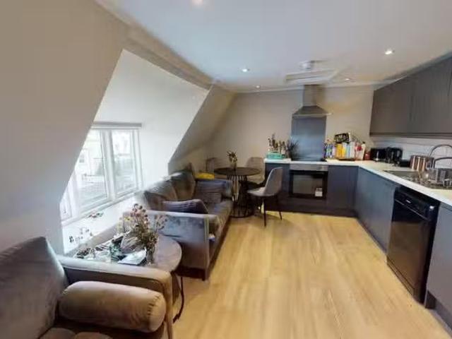 Cheap 1 BA 3 bedroom house for rent in Portland Road, Bristol.