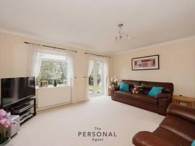 Cheap 1 BA 3 bedroom link detached house for rent in Cardinal.