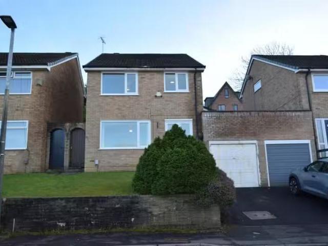 For Rent! 1 BA 3 bedroom link detached house for rent in Petre.