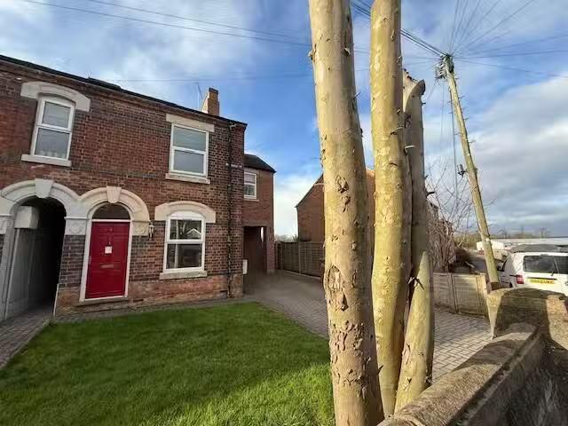Cheap 1 BA 3 bedroom link detached house for rent in Woodview.