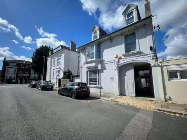 Deal! 1 BA 3 bedroom maisonette for rent in Goldstone Street.