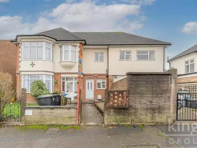 Unique 1 BA 3 bedroom maisonette for rent in Rosemary Avenue.