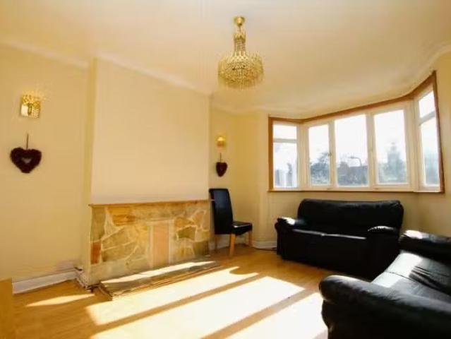 Cozy 1 BA 3 bedroom maisonette for rent in Woodgrange Close, K.