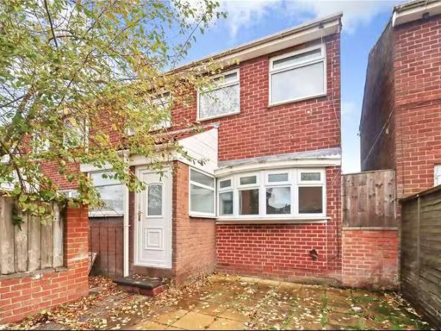 Charming 1 BA 3 bedroom Mid Terrace House to rent, Woodford Cl.