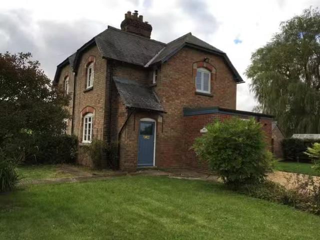 Cozy 1 BA 3 bedroom semi detached house for rent in Main Stree.