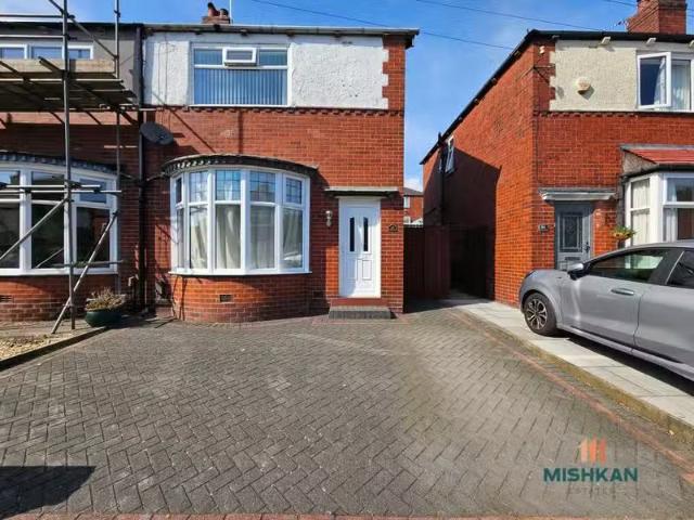 Deal! 1 BA 3 bedroom semi detached house for rent in Orwell Ro.