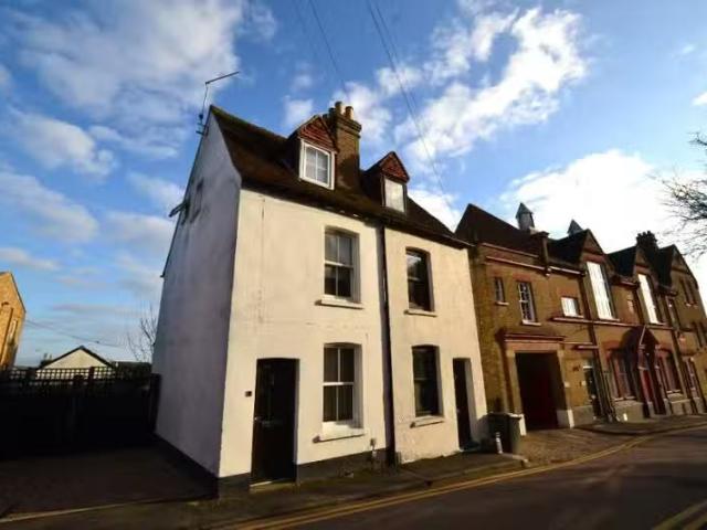 Deal! 1 BA 3 bedroom semi detached house for rent in Church St.