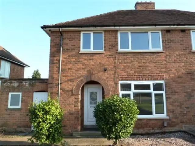 Nice 1 BA 3 bedroom semi detached house for rent in Holbeche R.