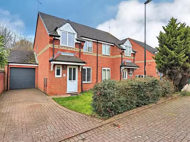 Cheap 1 BA 3 bedroom semi detached house for rent in Lyndale R.