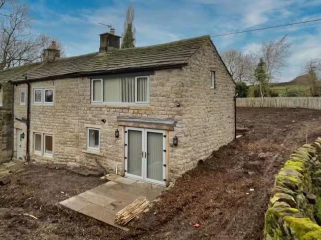 Charming 1 BA 3 bedroom semi detached house for rent in Lady L.