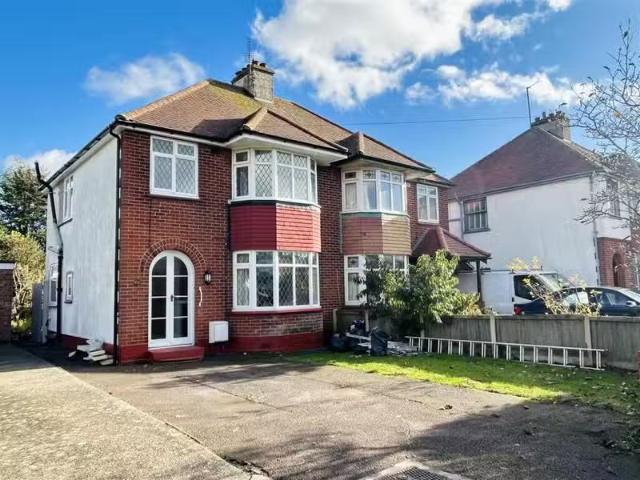 Deal! 1 BA 3 bedroom semi detached house for rent in London Ro.