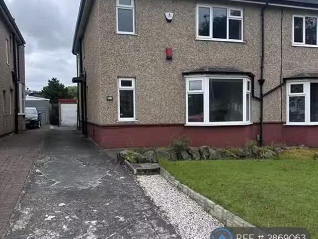 Charming 1 BA 3 bedroom semi detached house for rent in Presto.