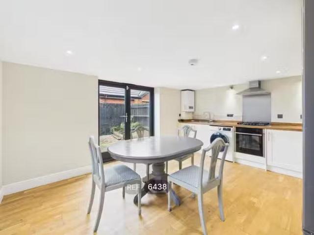 Rental! 1 BA 3 bedroom semi detached house for rent in Stalls.