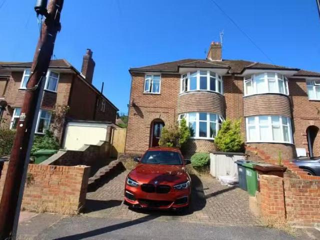 Cheap 1 BA 3 bedroom semi detached house for rent in Sancroft.