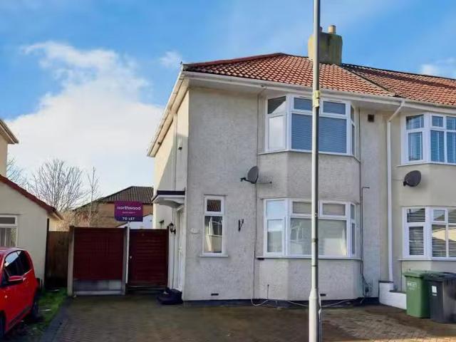 Cheap 1 BA 3 bedroom semi detached house for rent in Wallscour.