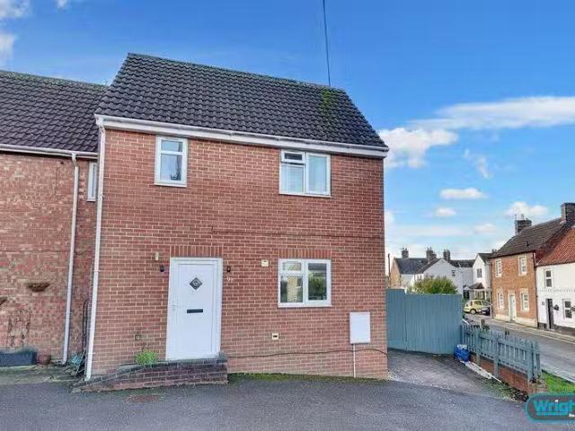 Rental! 1 BA 3 bedroom semi detached house for rent in Whaddon.