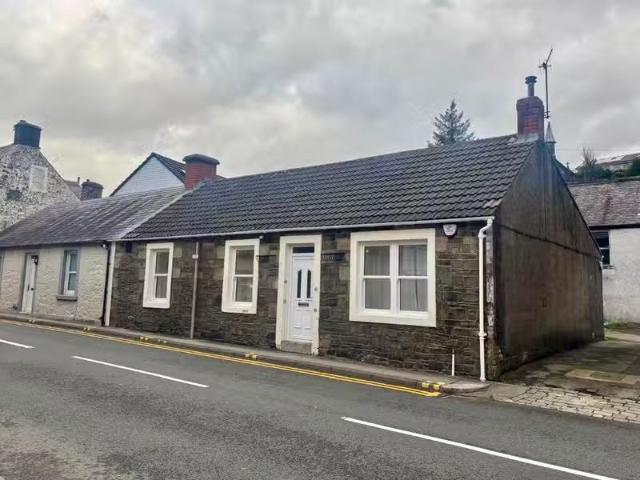 Cheap 1 BA 3 bedroom semi detached house for rent in 87 High S.